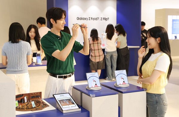 내년 '접는폰' 대전 본격화…삼성 질주에 애플·모토로라 가세